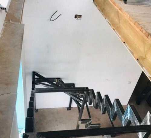 Сварной Каркас Лестницы на Ломанном Косоуре в Котт