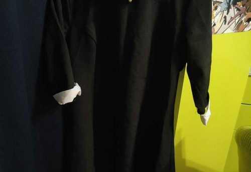 Чёрное школьное платье с воротником и брошкой