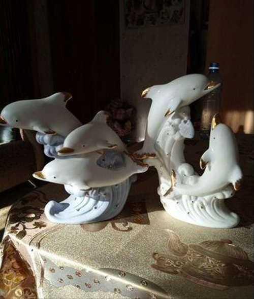 Две статуэтки дельфинов