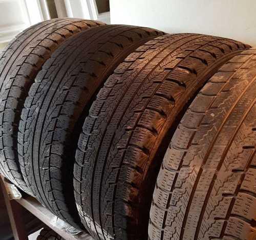 Roadstone Winguard Ice 215/55 R17