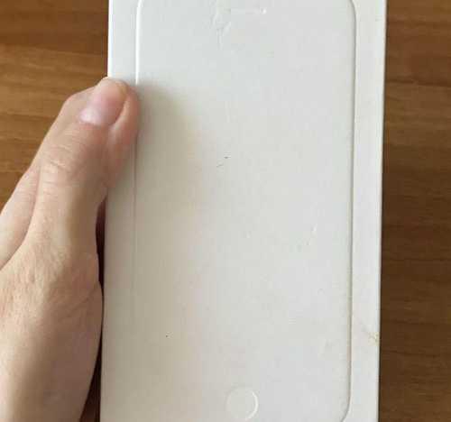 Отдам коробка от iPhone 5s и чехол guess