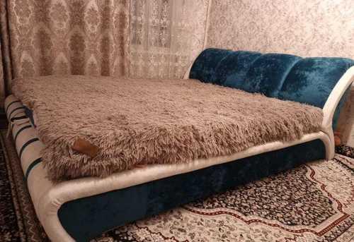 Двух спальная кровать с матрасом