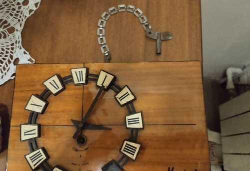 Часы настенные в деревянном корпусе Маяк