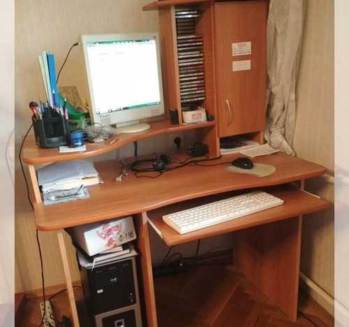 Компьютерный стол удобный