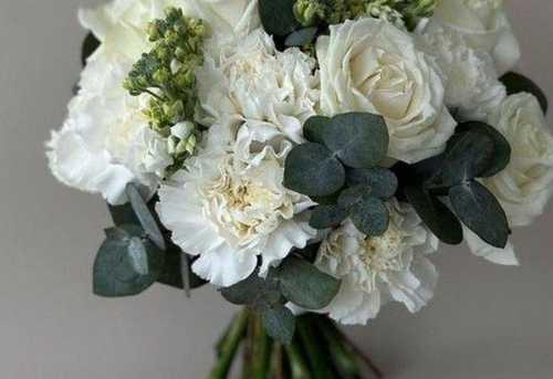 Букет невесты из розы эвкалипта и диантуса