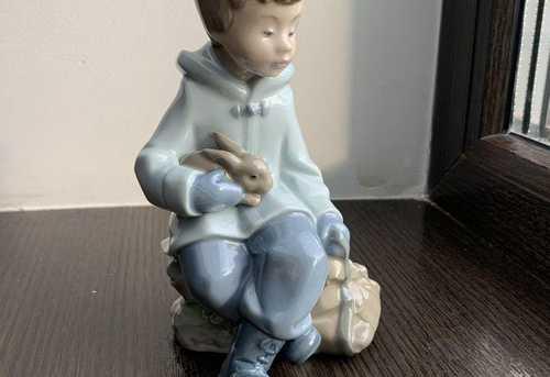 Статуэтка NAO Lladro мальчик с кроликом и рюкзаком