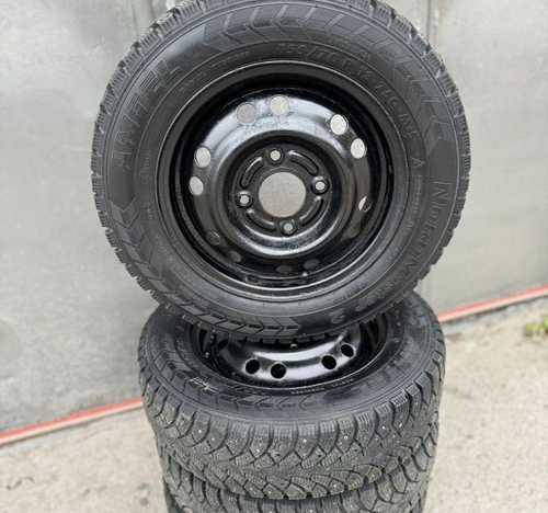 Продам зимнюю шипованную резину 155/70/R13