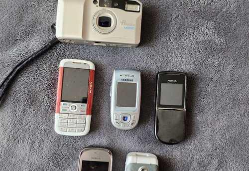 Старые телефоны и фотоаппарат