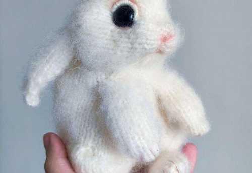 Реалистичный вязаный заяц (кролик)