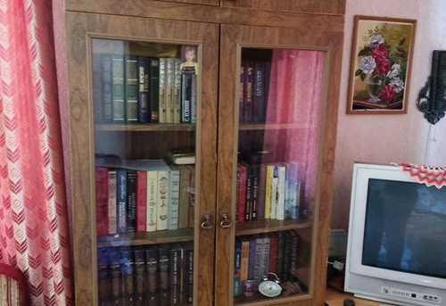 Книжный шкаф и сервант