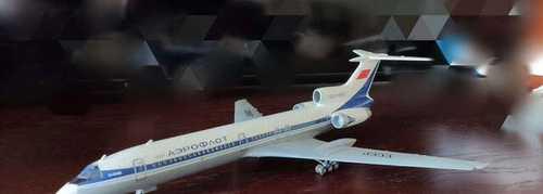 Модель самолета Ту-154М