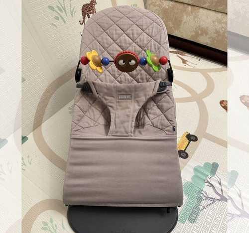 Шезлонг для новорожденных BabyBjorn с игрушкой