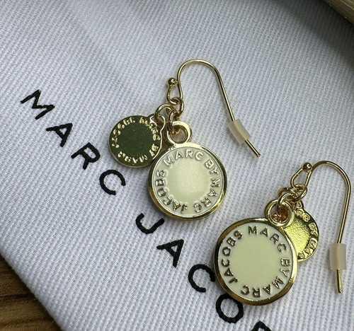 Серьги Marc by Marc Jacobs с бежевой эмалью