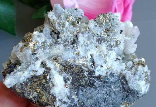 Коллекционный минерал галенит, кварц, пирит