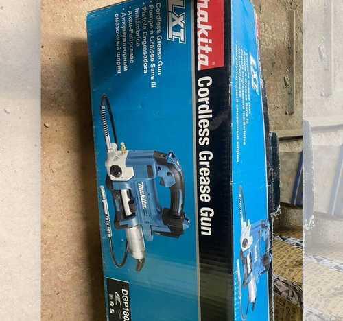 Аккумуляторный шприц для смазки Makita DGP180Z