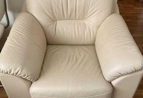 Кожанное кресло и диван