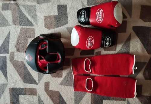 Шлем и перчатки для бокса