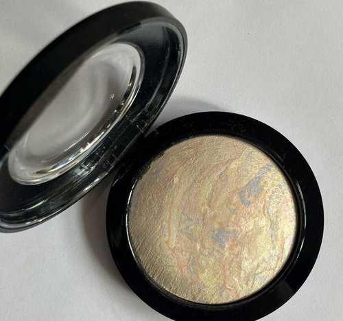 Хайлайтер MAC Mineralize Skinfinish