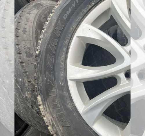 Bridgestone Blizzak DM-V1 235/65 R18 106