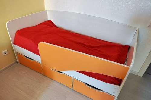Детская кровать от 3 лет с бортиками и матрацем