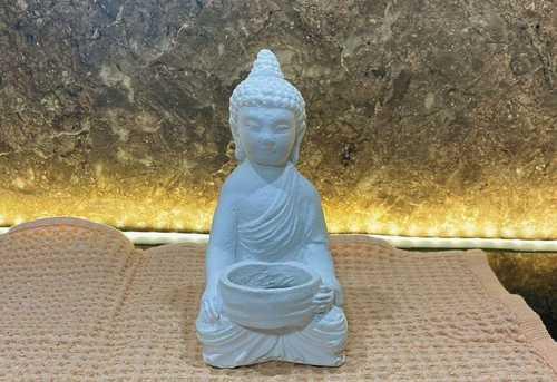 Маленькая статуэтка будды