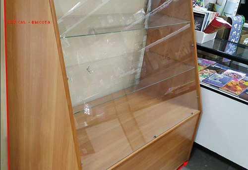 Шкаф со стеклянными полками