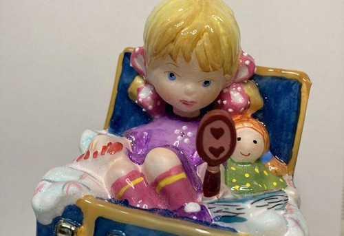 Девочка в чемодане с игрушками Komozja Ёлочные