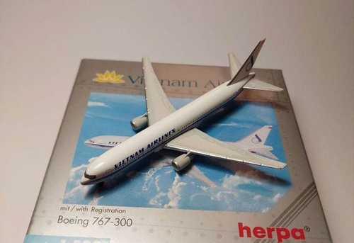 Модель самолета Vietnam Airlines B 767 Herpa 1/500