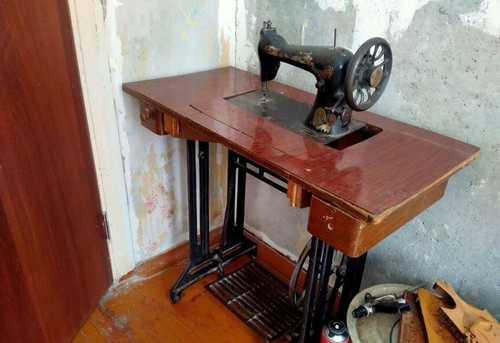 Старинная швейная машинка зингер