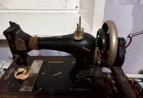 Продается старинная швейная машинка рабочая