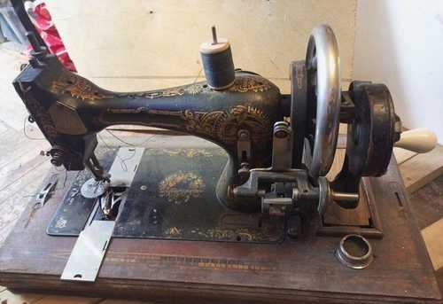 Старинная швейная машинка ручная