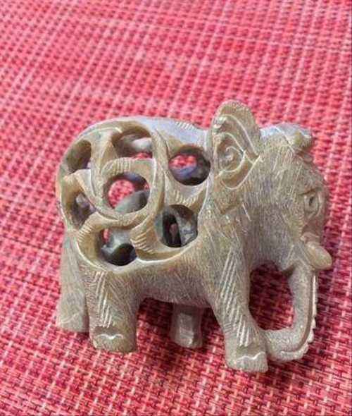 Фигурка слона в слоне