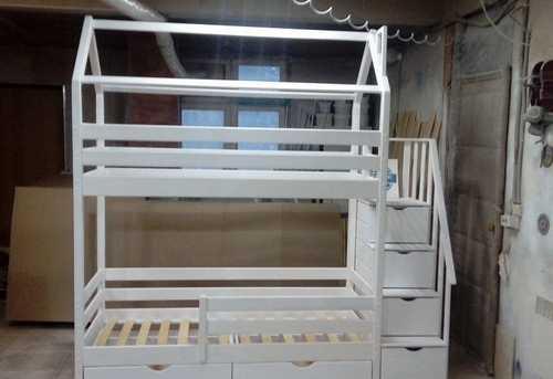 Кровать домик с лестницей комод