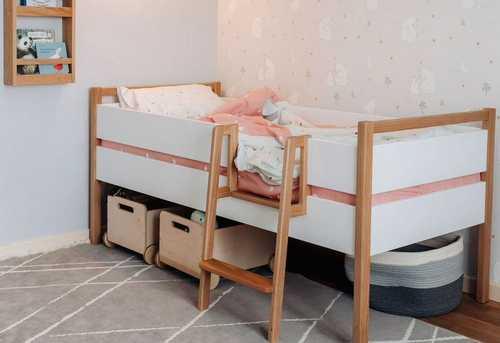 Кровать детская из массива с лестницей