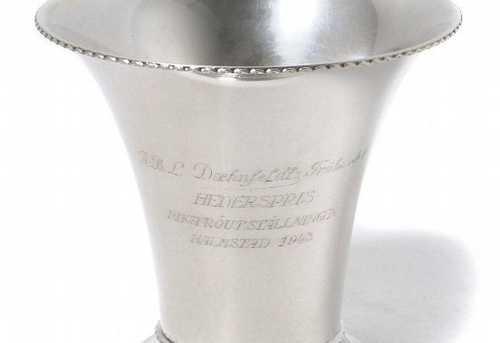 Серебряный стакан в виде кубка. Швеция, 1941 год