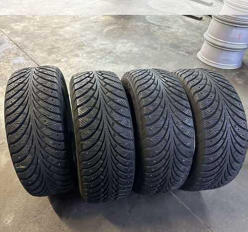 Goodyear UltraGrip Extreme 215/55 R16