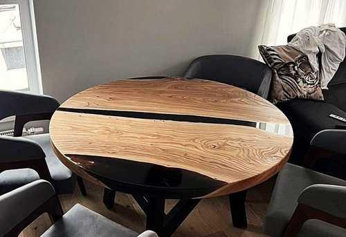 Круглый стол из слэба дерева с заливкой смолой