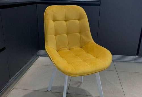 Желтый стул с прямоугольными ножками