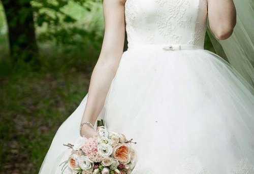 Прекрасное свадебное платье с утонченным кружевом