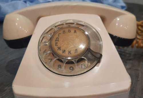 Старый ретро телефон