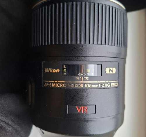 Nikon 105mm f/2.8G IF-ED AF-S VR Micro-Nikkor