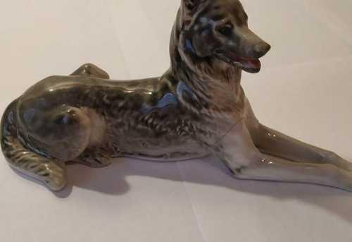 Фарфоровая статуэтка собака