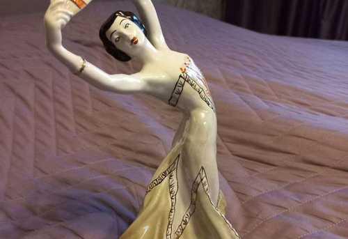 Фарфоровая статуэтка балерина с веером