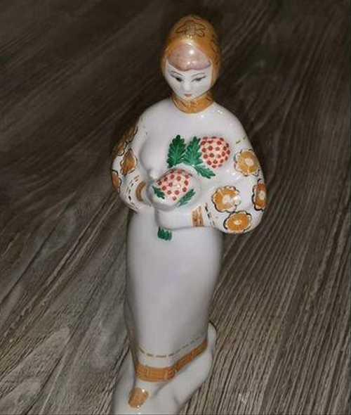 Статуэтка фарфоровая Девушка с рябиной Сысерть