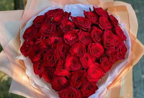 Букет в форме сердца из высоких красных роз
