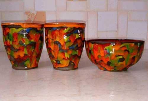 Керамические стаканы и чашка