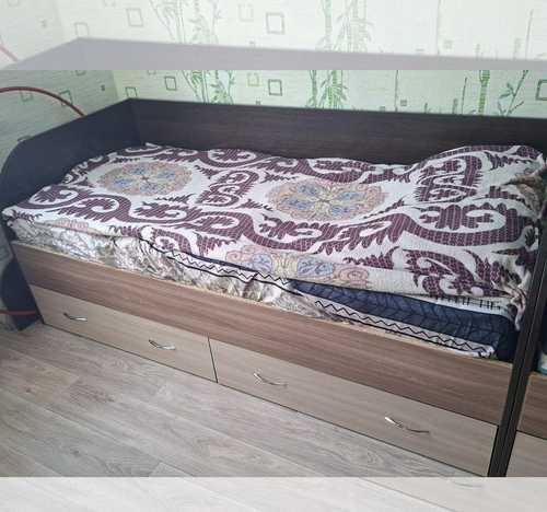 Кровать односпальная с ящиками и матрасом