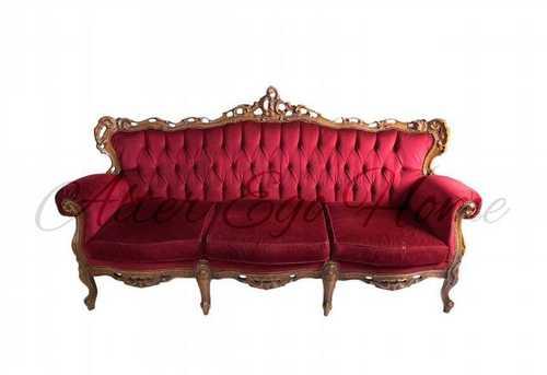 Старинный диван с красной бархатной обивкой