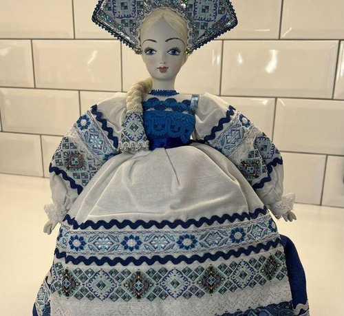 Фарфоровая кукла грелка на чайник в русском наряде