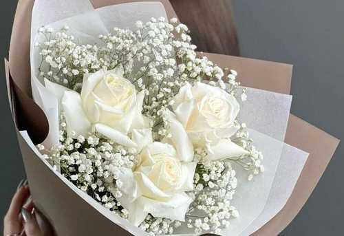 Букет-комплимент белые розы и гипсофилы